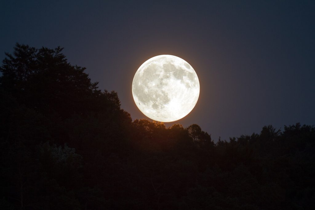 The moon in Greek mythology